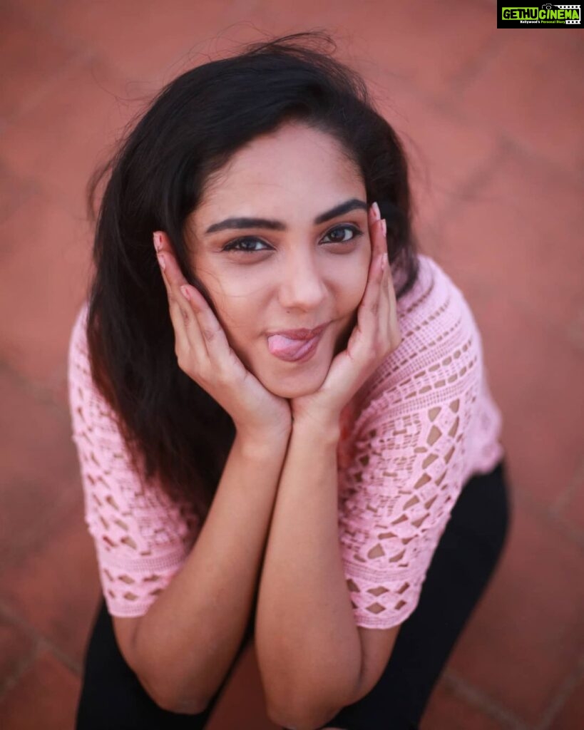 Actress Smruthi Venkat HD Photos and Wallpapers June 2022 - Gethu Cinema