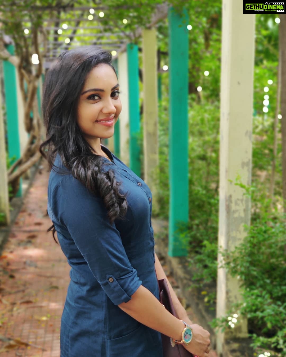 Smruthi Venkat Instagram – There’s beauty in simplicity | Gethu Cinema