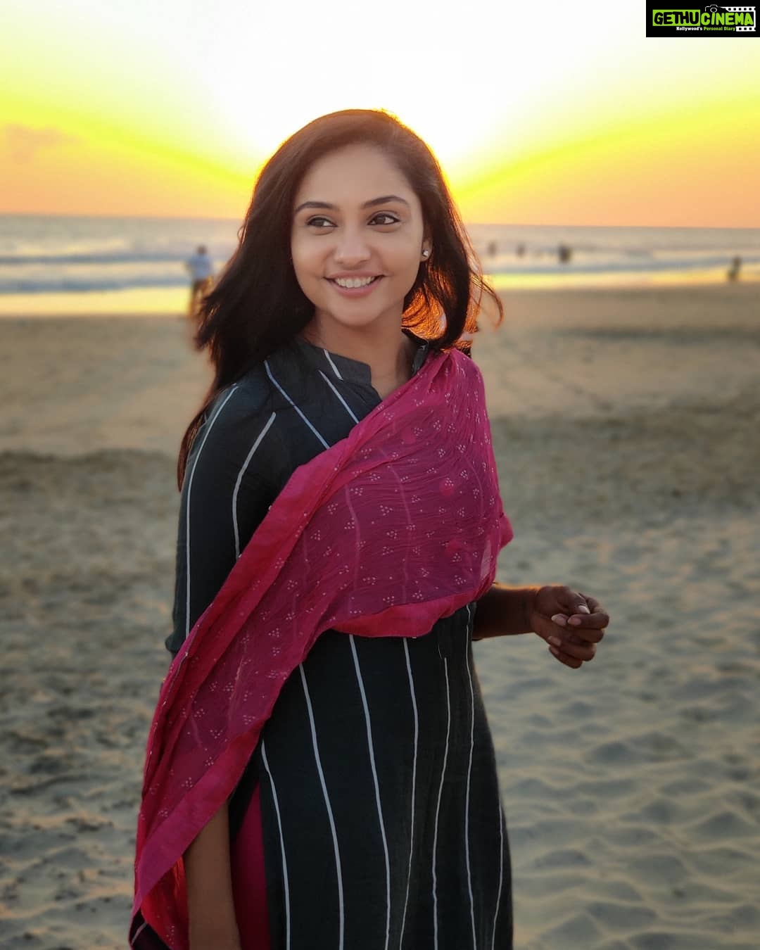 Smruthi Venkat Instagram – #sunkissed Beach days are the best days 😍 ...