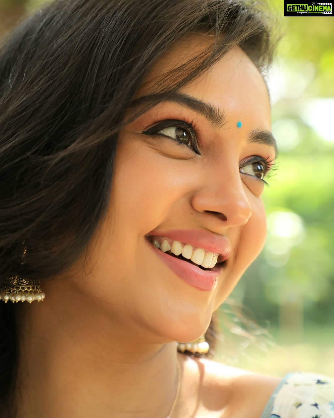 Smruthi Venkat Instagram – Happiness is the best make-up | Gethu Cinema