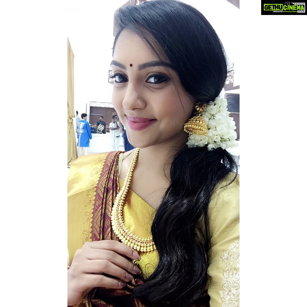 Smruthi Venkat Instagram – #silksaree#mallipoo#gimiki | Gethu Cinema