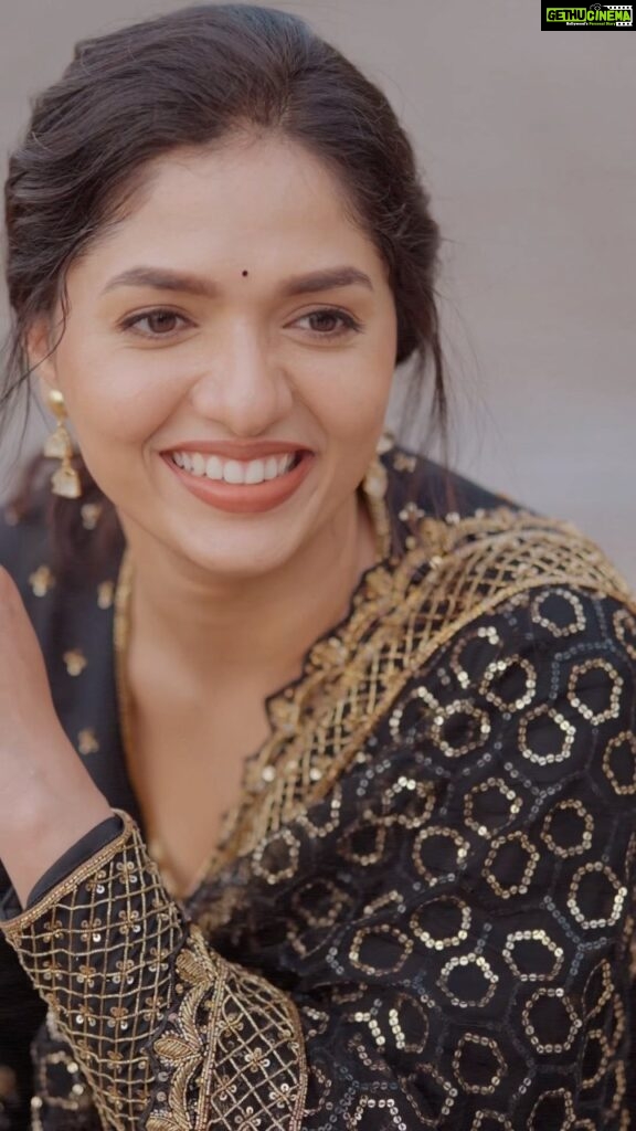 Actress Sunaina HD Photos and Wallpapers August 2022 - Gethu Cinema