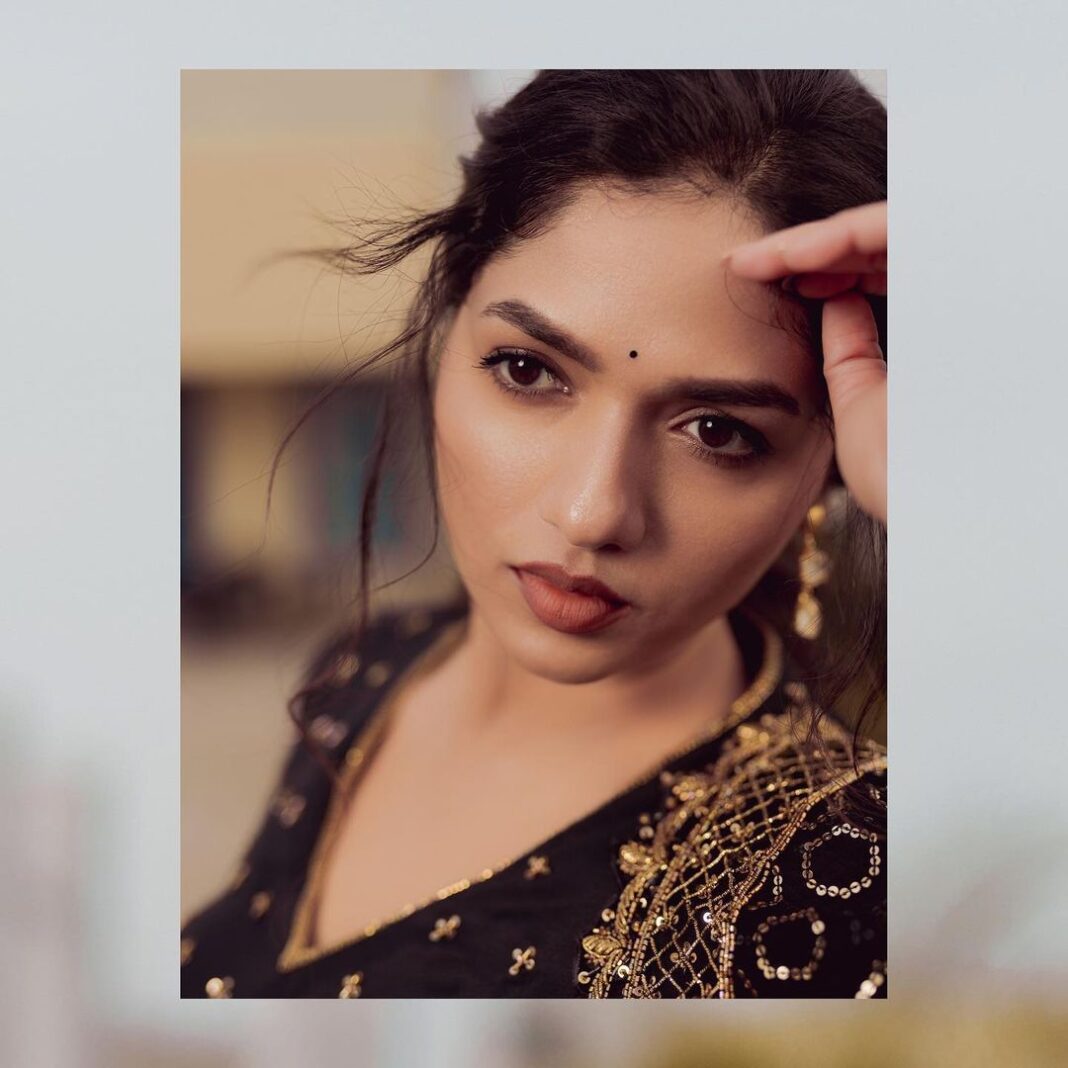 Actress Sunaina HD Photos and Wallpapers August 2022 - Gethu Cinema