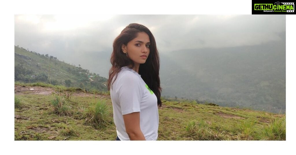 Actress Sunaina HD Instagram Photos and Wallpapers June 2022 | Gethu Cinema