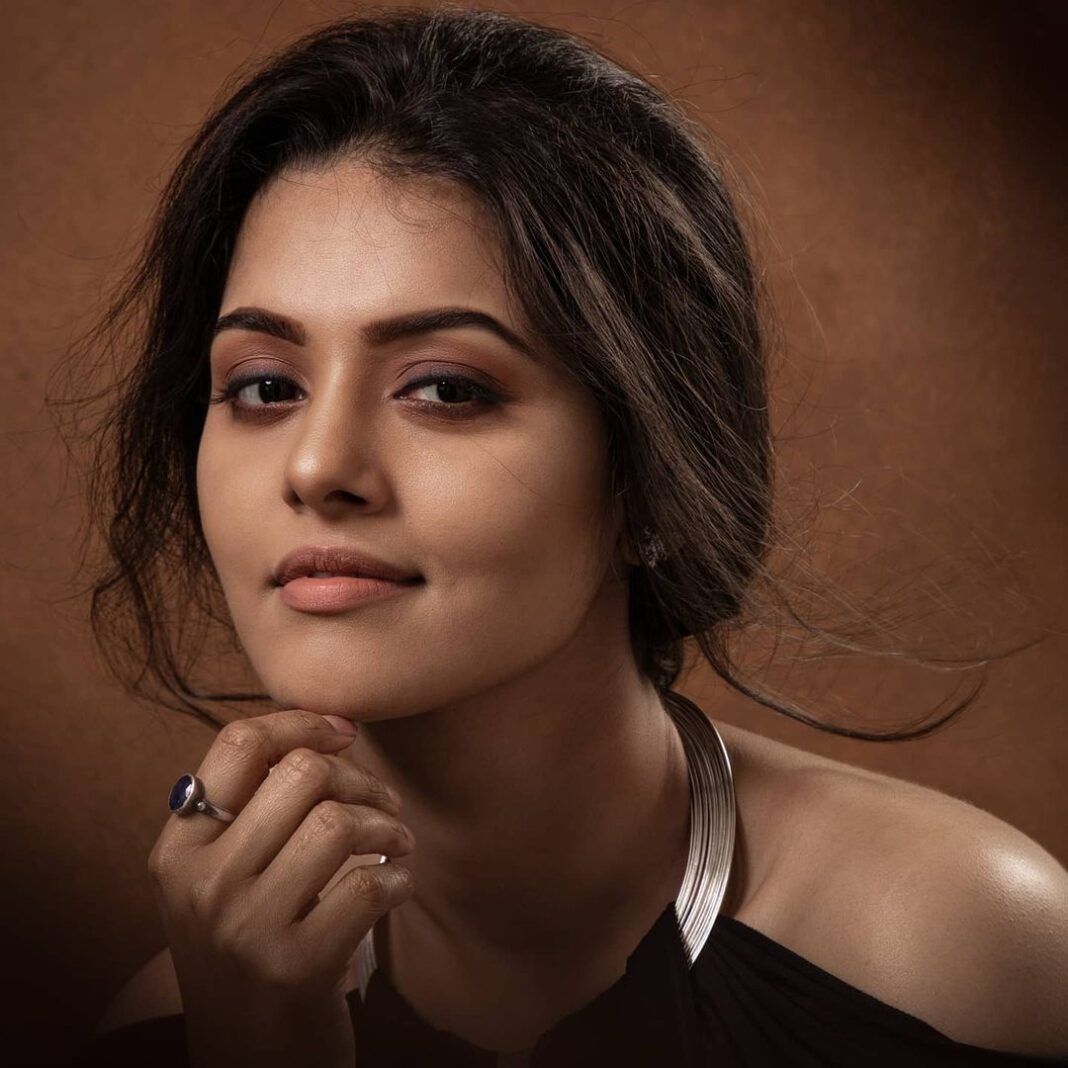 Actress Swathishta Krishnan HD Instagram Photos and Wallpapers May 2021 ...