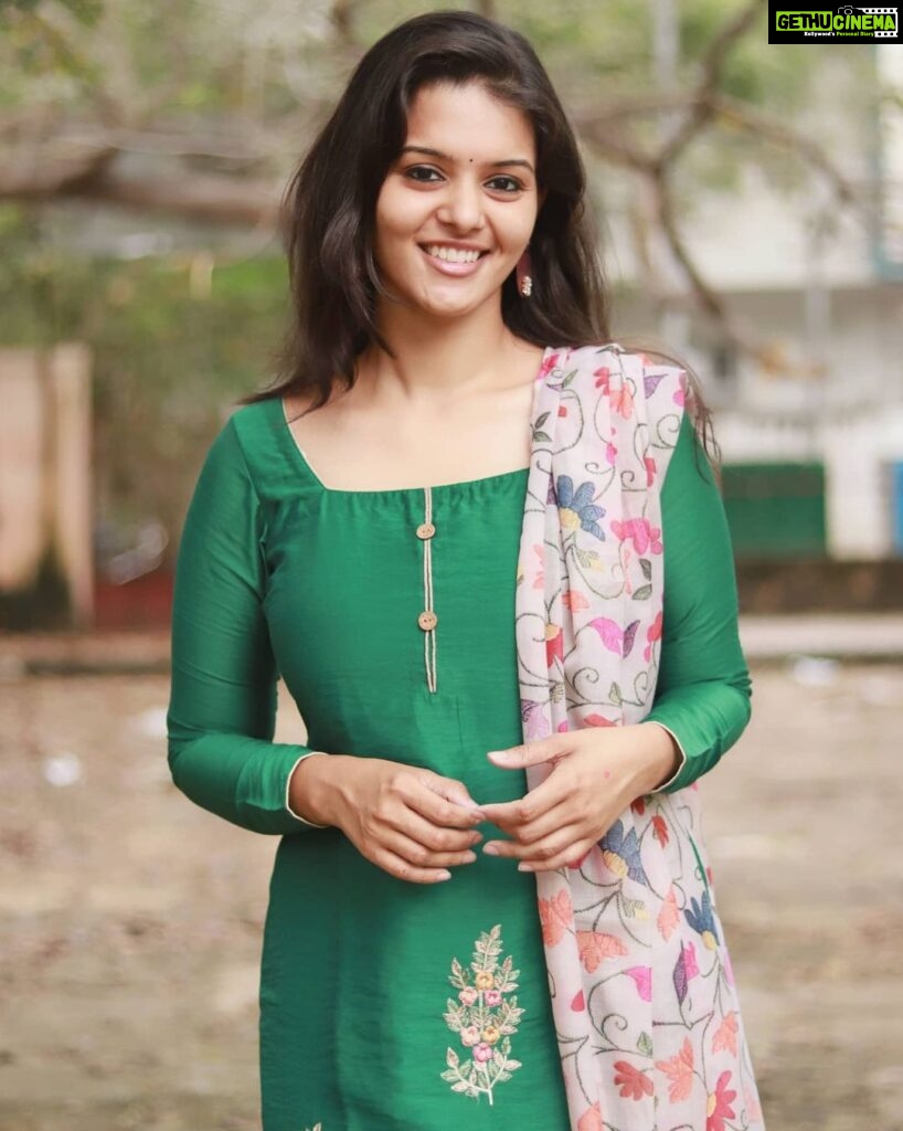 Actress Swathishta Krishnan HD Instagram Photos and Wallpapers March ...