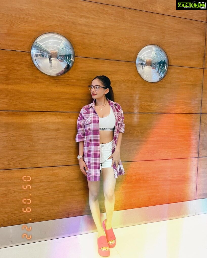 Anushka Sen Instagram – binge watch mood 💁‍♀️🦦💙 | Gethu Cinema