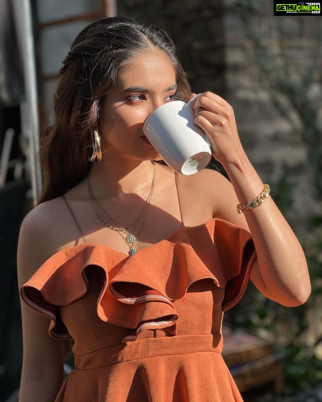 Anushka Sen Instagram – Jo dil mein reh jaati hai, jo tere saath hi ...