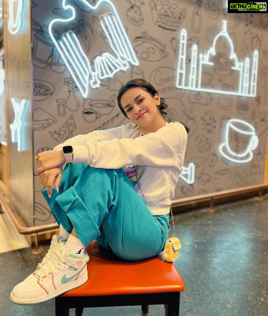 Avneet Kaur Instagram – Who set my mood on shuffle?😅 🌸OUTFIT DEETS 🌸 ...