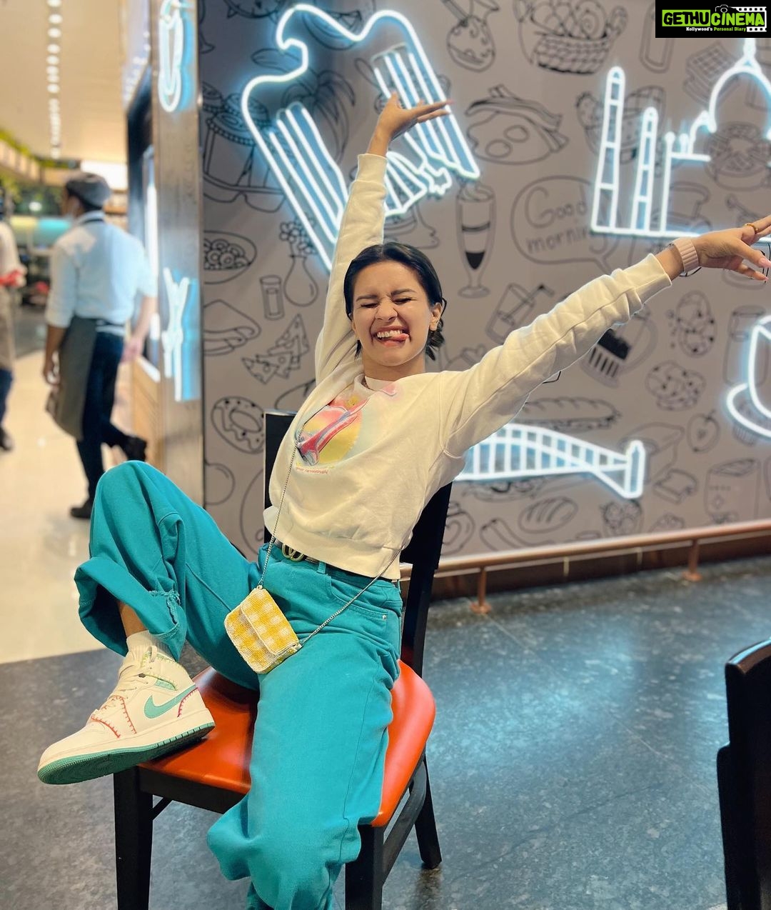 Avneet Kaur Instagram – Who set my mood on shuffle?😅 🌸OUTFIT DEETS 🌸 ...