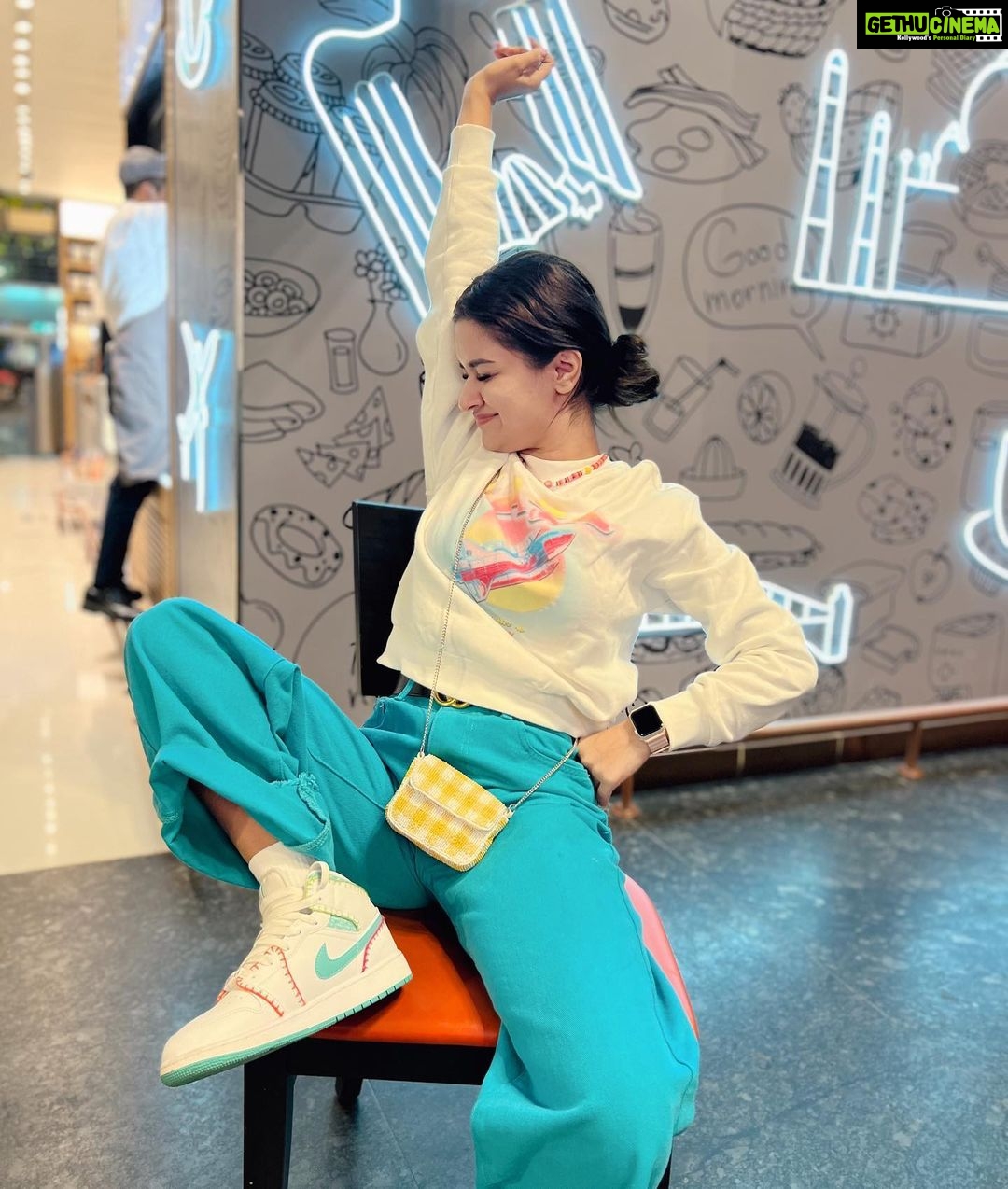 Avneet Kaur Instagram – Who set my mood on shuffle?😅 🌸OUTFIT DEETS 🌸 ...