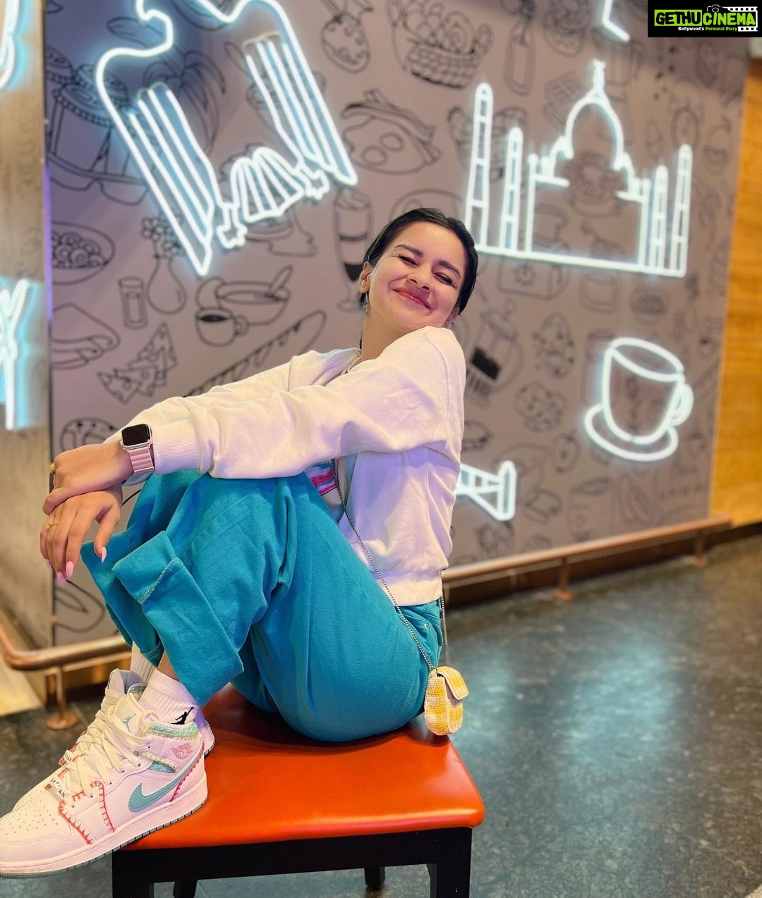 Avneet Kaur Instagram – Who set my mood on shuffle?😅 🌸OUTFIT DEETS 🌸 ...