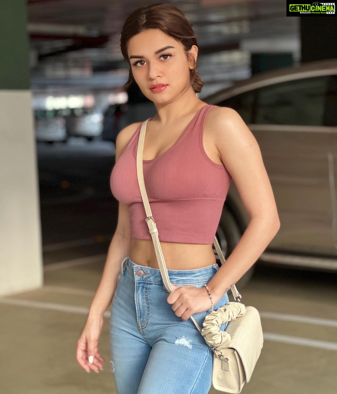 Actress Avneet Kaur HD Photos and Wallpapers May 2022 | Gethu Cinema