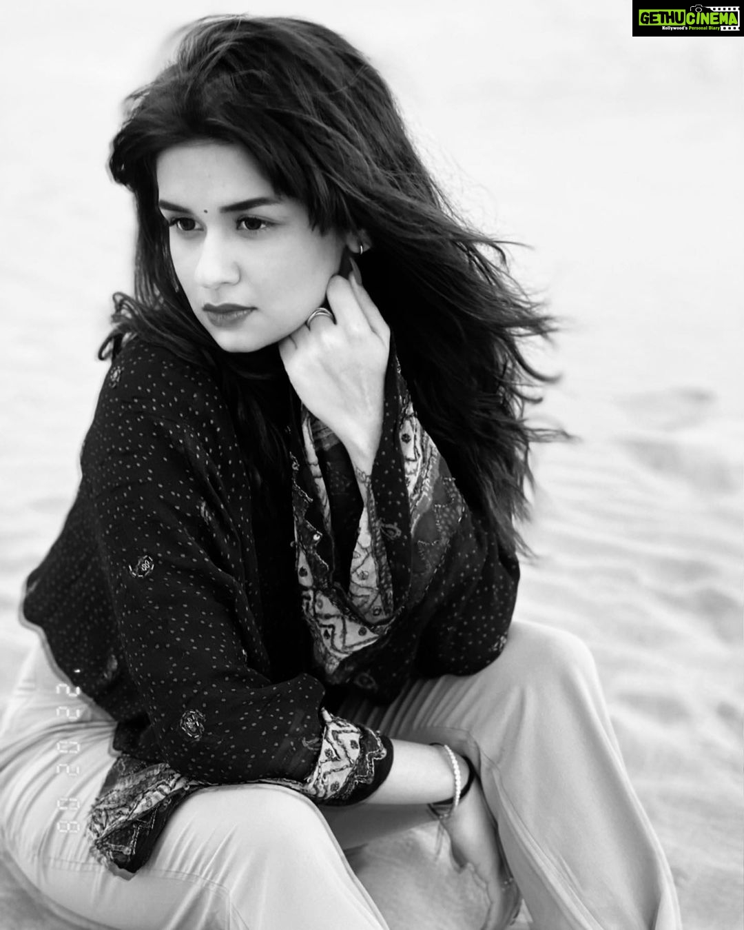 Avneet Kaur Instagram – Safar roz ka hai Aur jaana kahin bhi nahi.🖤 # ...