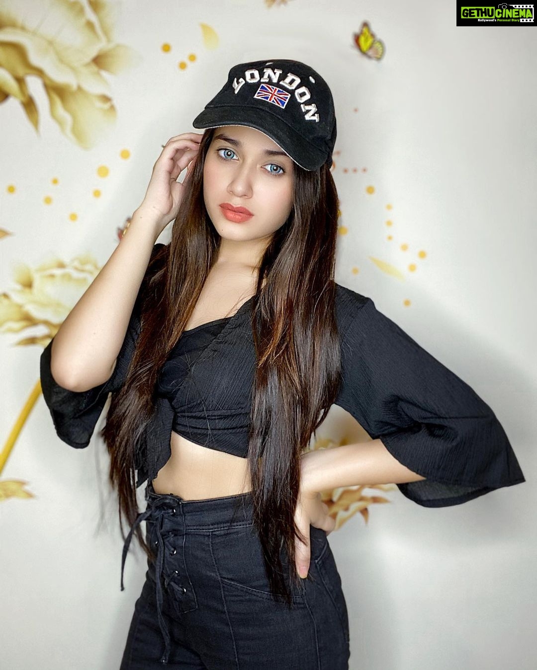 Jannat Zubair Rahmani Instagram – ‘’Beauty is only skin deep but the attitude is to the bone ...