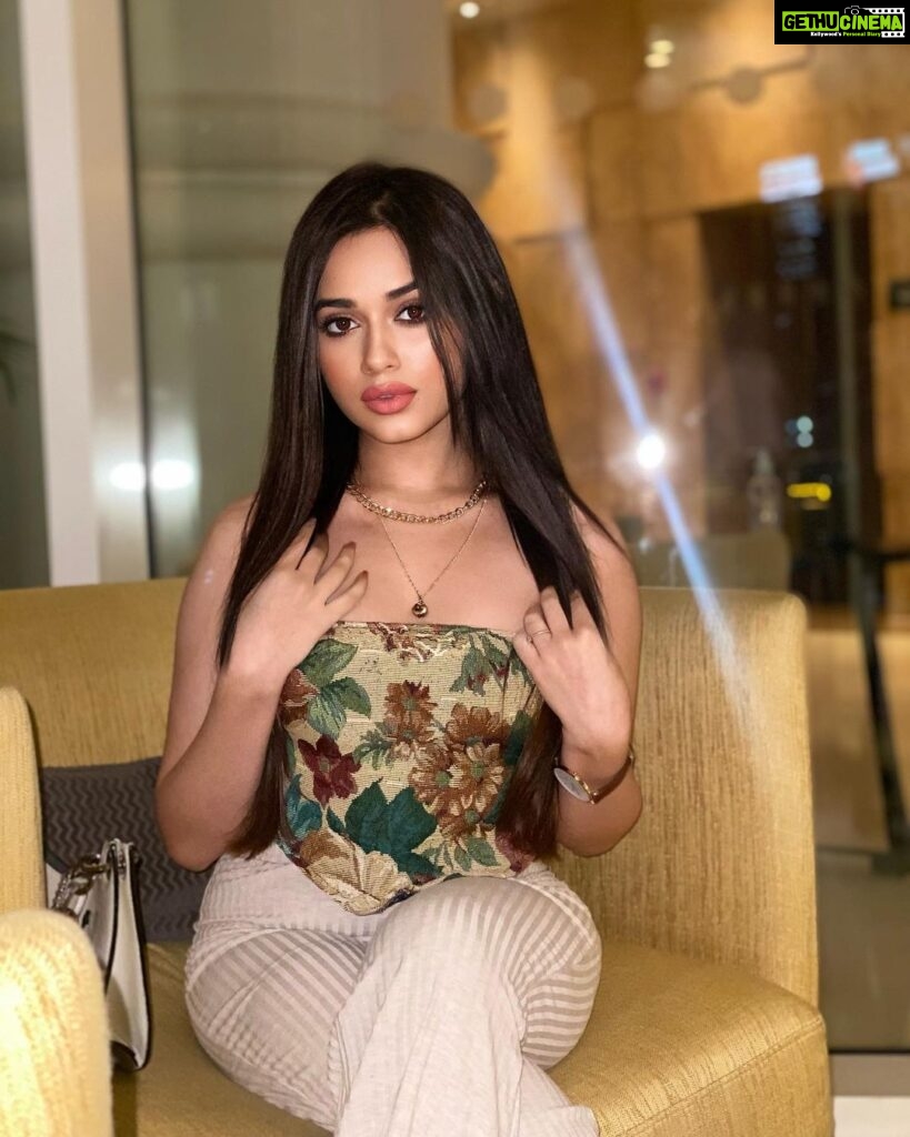 Jannat Zubair Rahmani Instagram – 🍟🍔🍗 Kite beach, Jumeirah, Dubai | Gethu Cinema