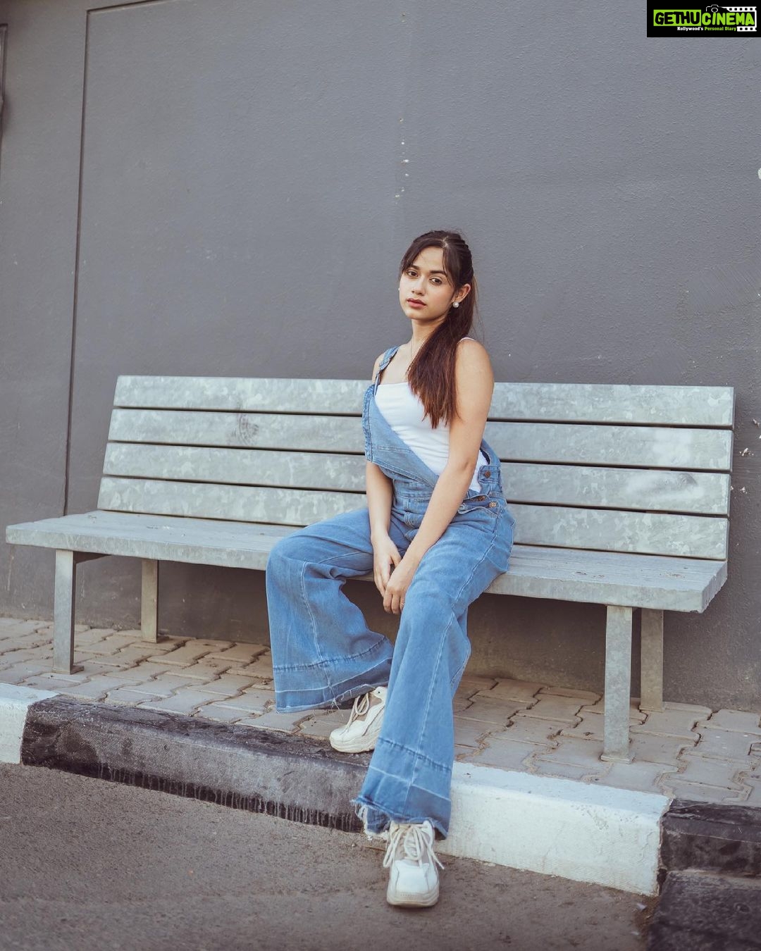 Jannat Zubair Rahmani Instagram – Sitting not quittin’ 📸 @munavvar_munna Dubai, United Arab ...