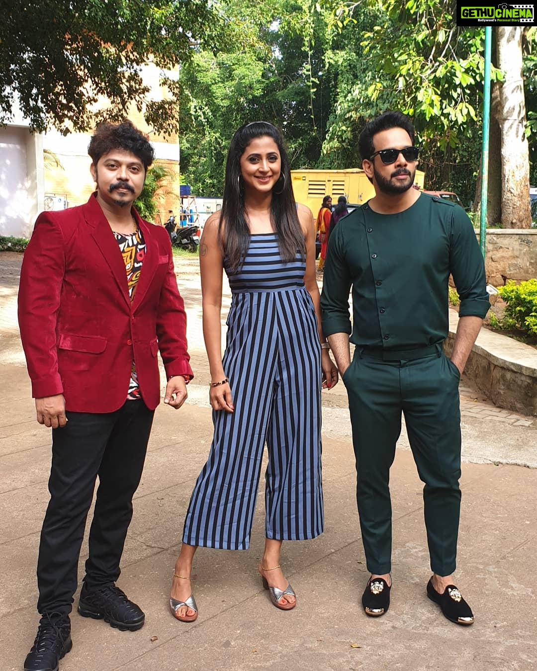 Kaniha Instagram – My customary click as a trio🤗 Making memories Isnt ...