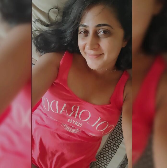 Actress Kaniha HD Instagram Photos and Wallpapers July 2022 | Gethu Cinema