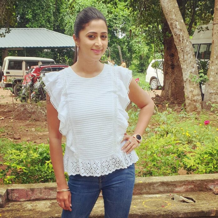 Actress Kaniha HD Photos and Wallpapers April 2020 - Gethu Cinema