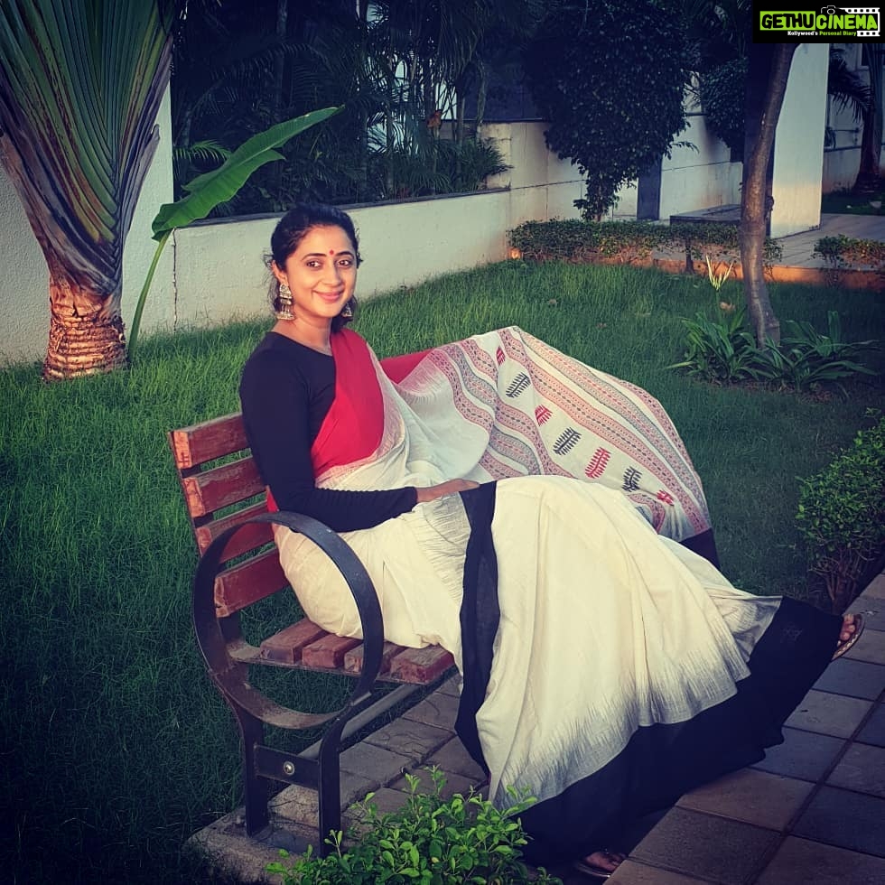 Kaniha Instagram – Striking a pose??? Noooooooo Was tying a bun 🤣🤣 Will ...