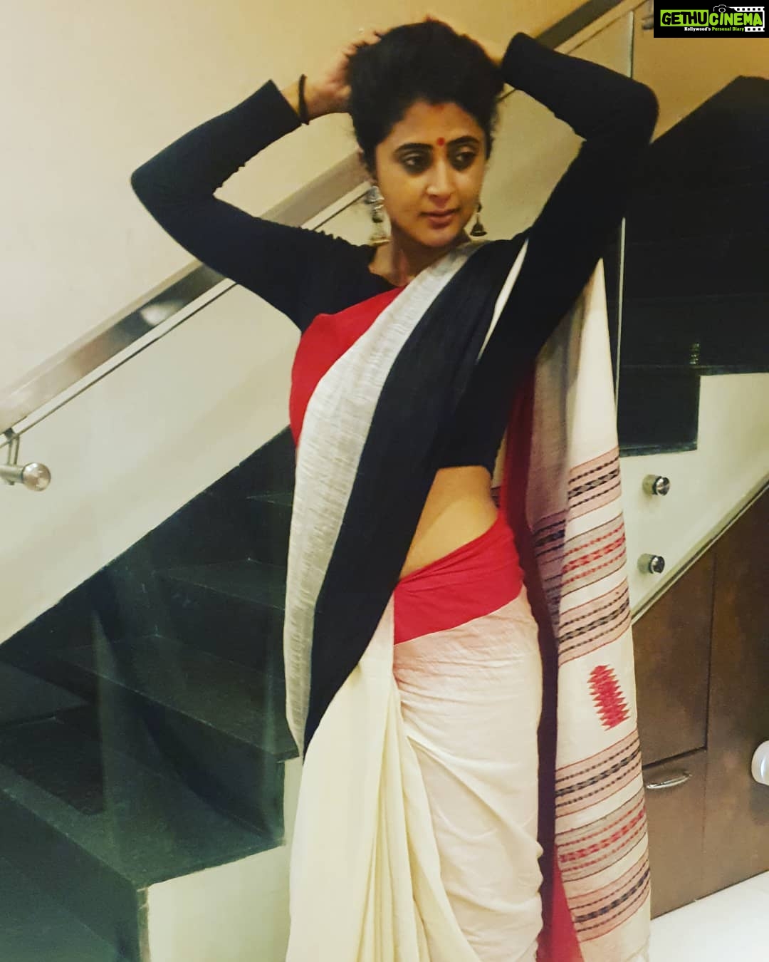 Kaniha Instagram – Striking a pose??? Noooooooo Was tying a bun 🤣🤣 Will ...
