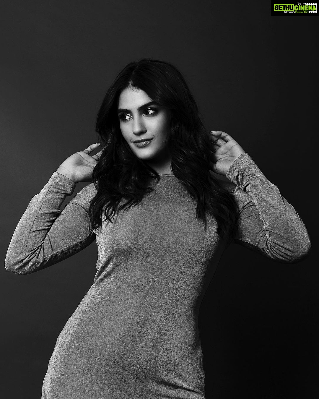 Kavya Thapar Instagram – Snickersnee 🗡