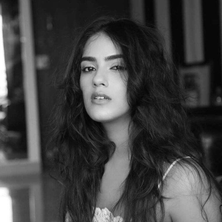 Actress Kavya Thapar HD Instagram Photos and Wallpapers October 2021 | Gethu Cinema