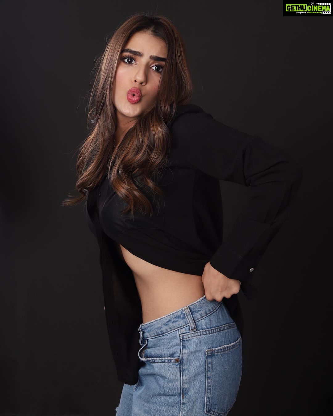 Actress Kavya Thapar HD Instagram Photos and Wallpapers July 2021 ...