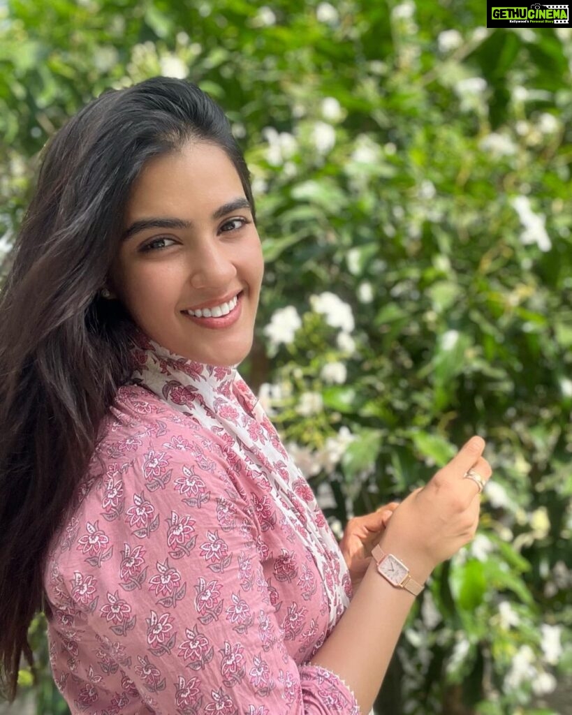 Actress Kavya Thapar HD Instagram Photos and Wallpapers June 2022 ...