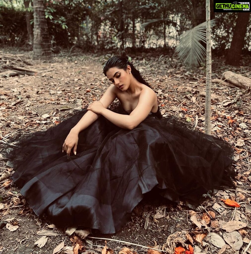 Actress Kavya Thapar HD Instagram Photos and Wallpapers June 2022 ...