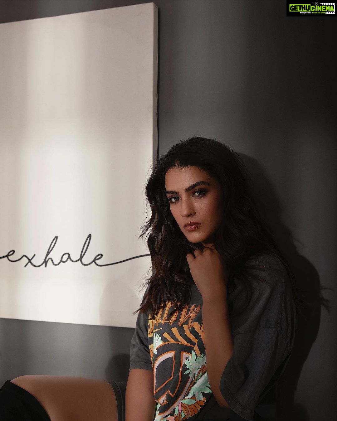 Actress Kavya Thapar HD Instagram Photos and Wallpapers May 2022 | Gethu Cinema