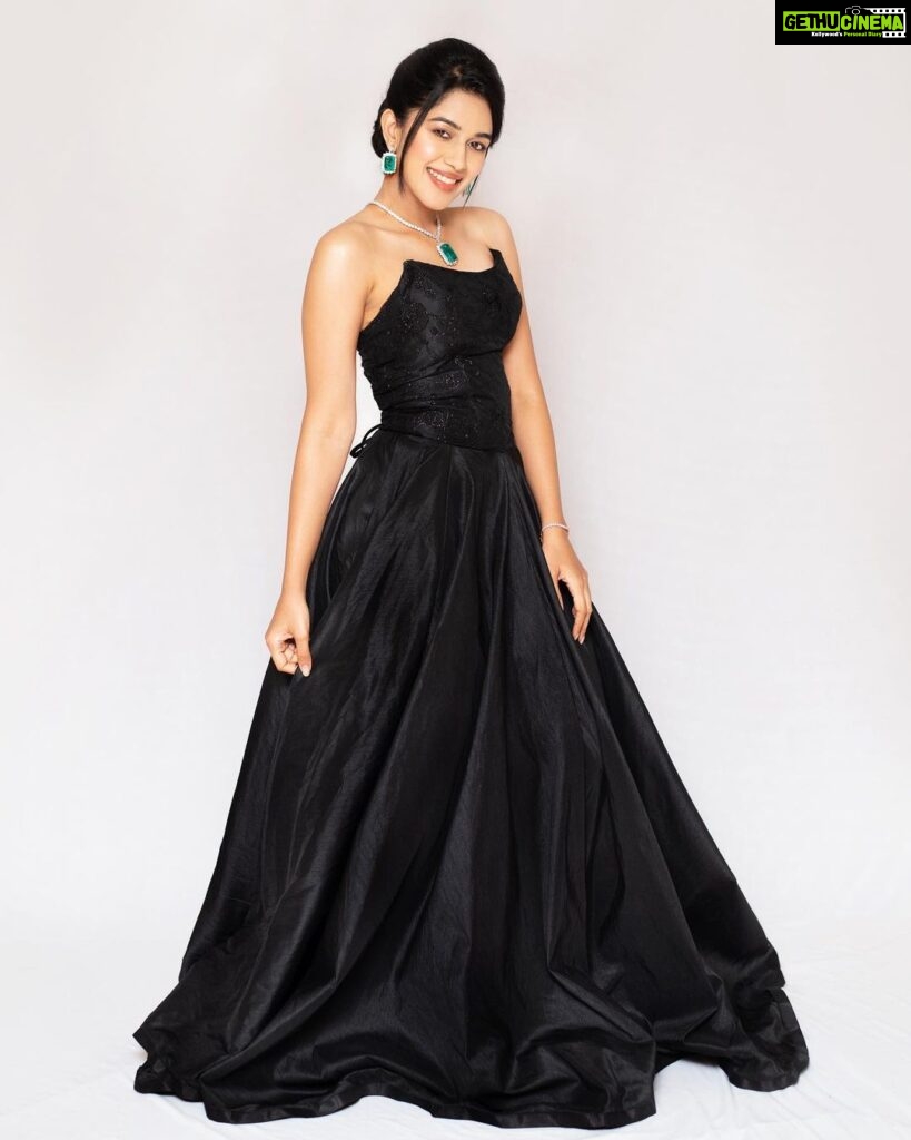 Actress Mirnalini Ravi HD Instagram Photos and Wallpapers September ...