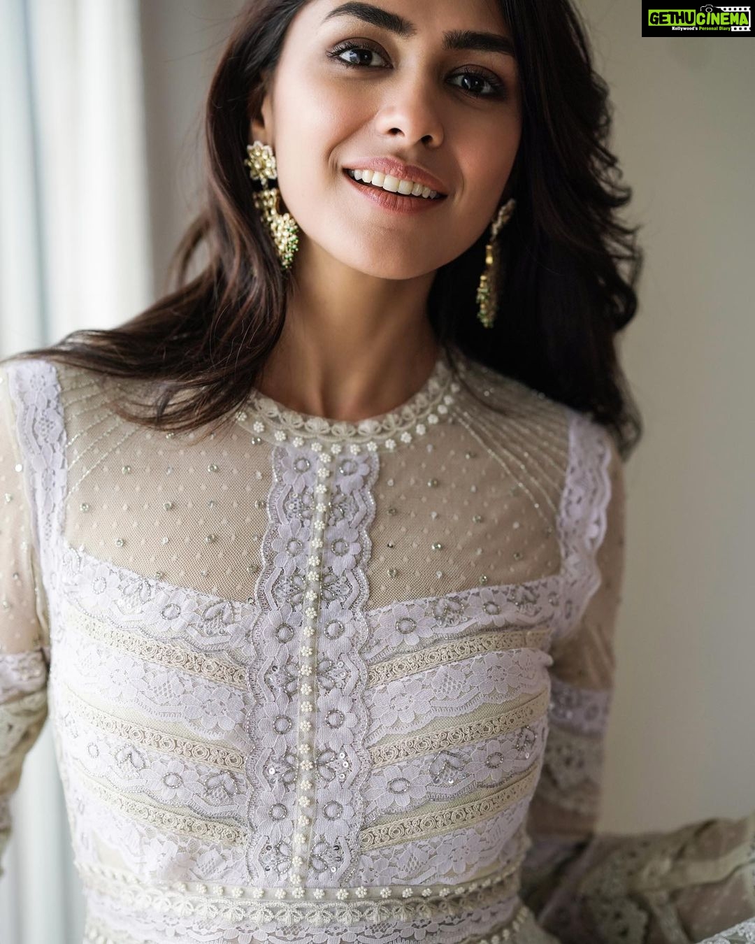Actress Mrunal Thakur HD Instagram Photos and Wallpapers August 2022 ...