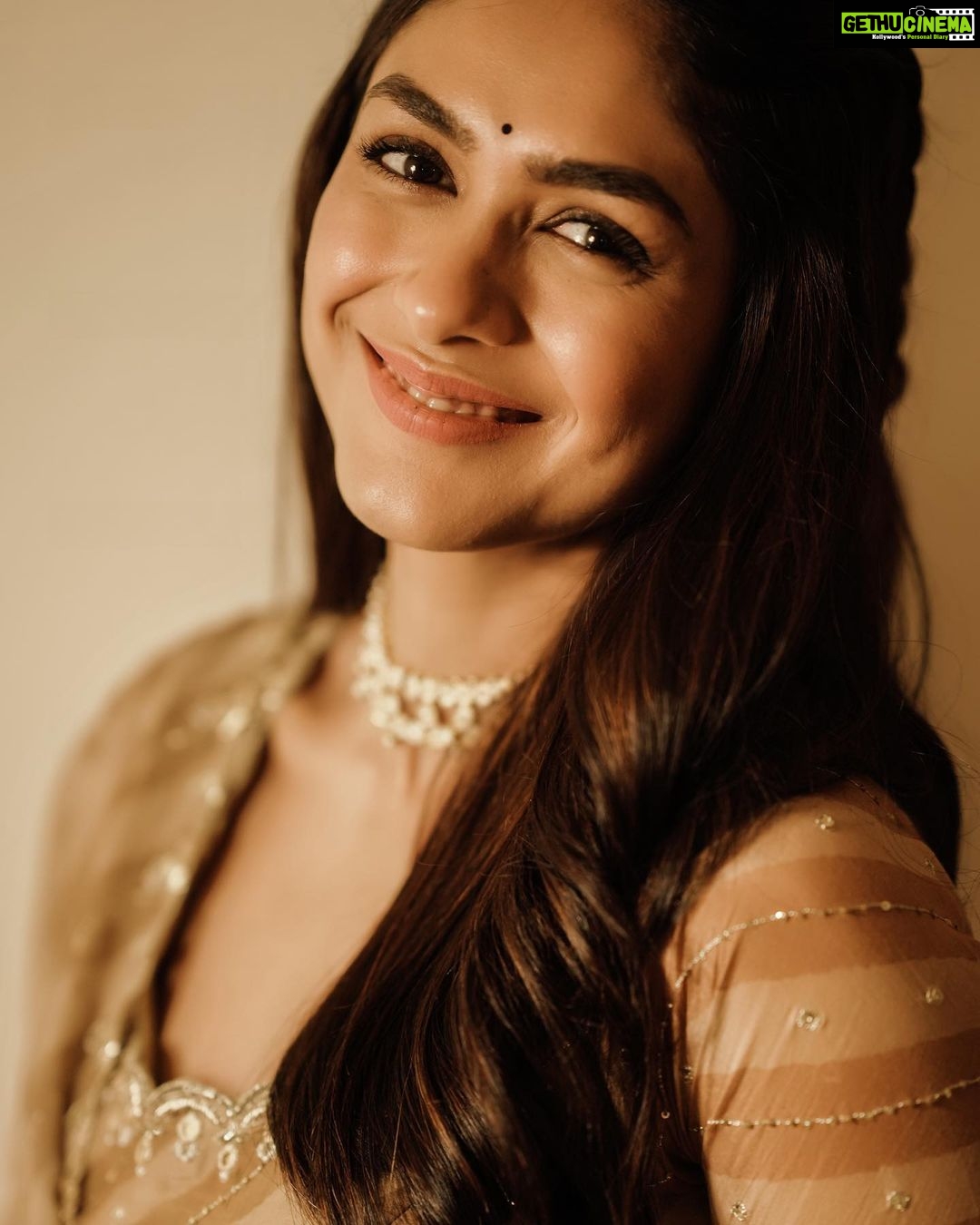 Actress Mrunal Thakur HD Instagram Photos and Wallpapers August 2022 ...
