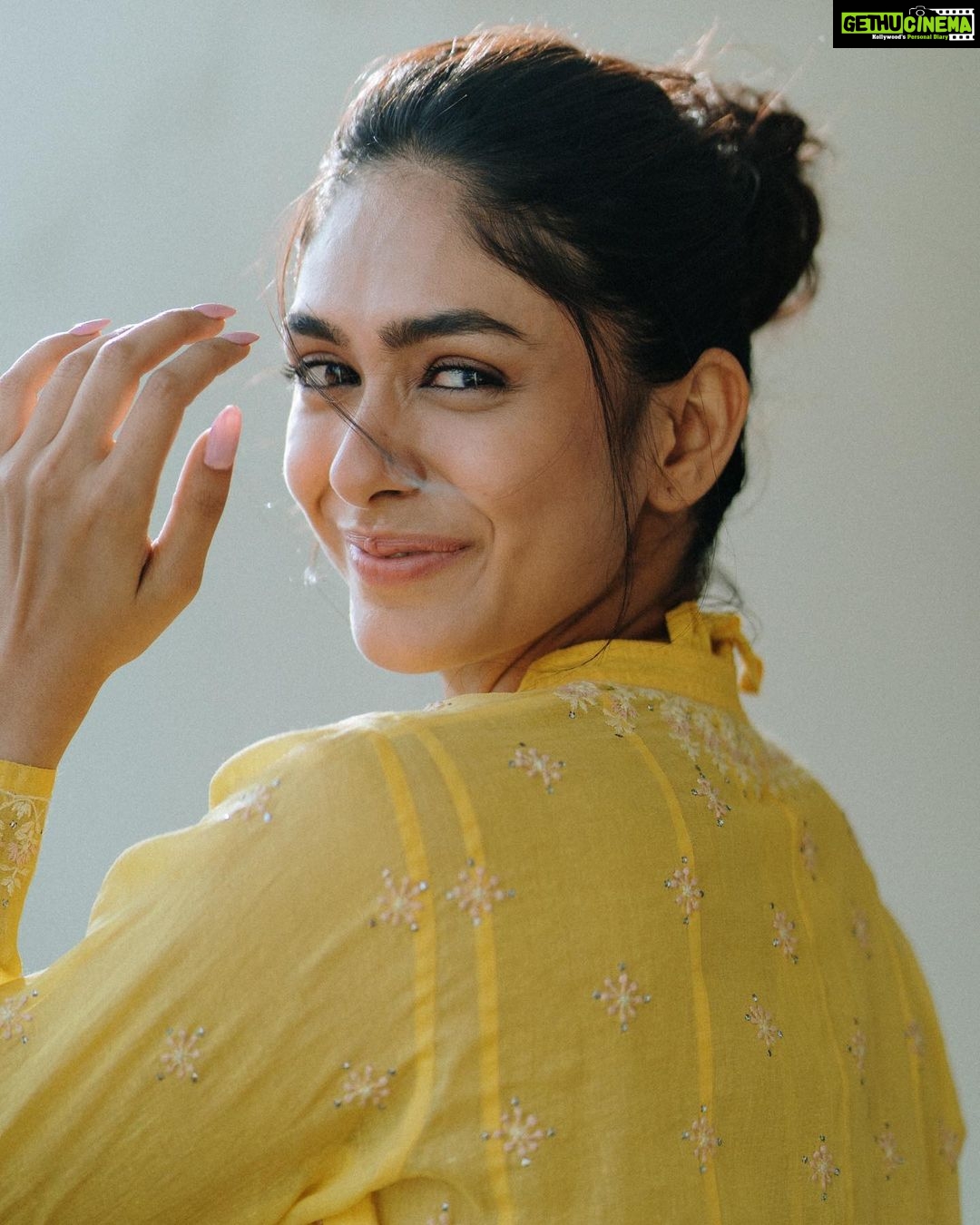 Actress Mrunal Thakur HD Instagram Photos and Wallpapers July 2022 ...