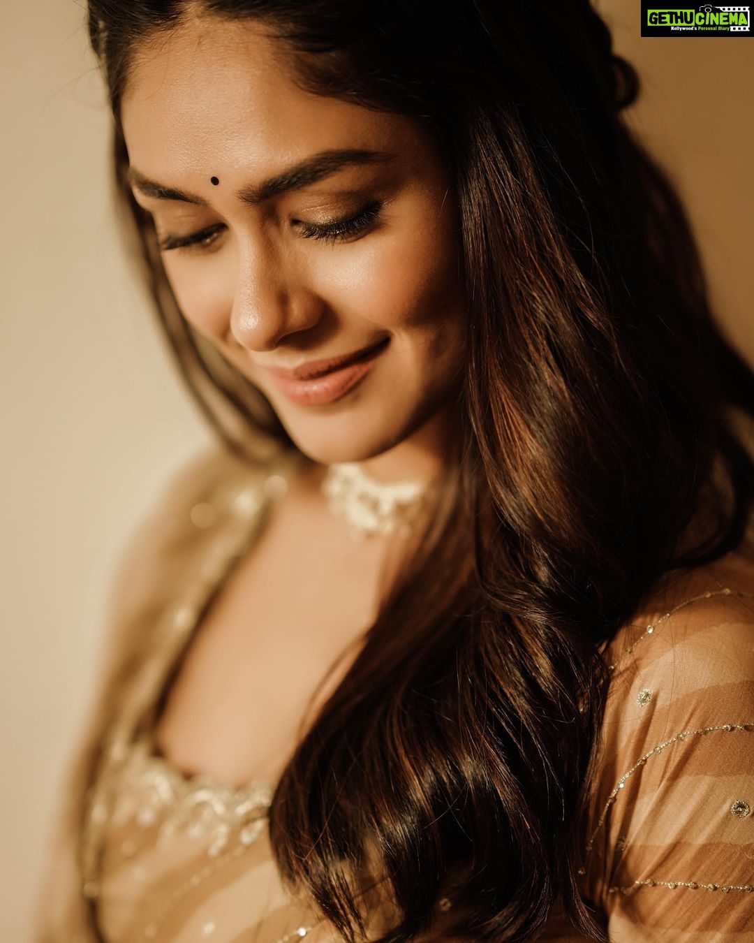 Actress Mrunal Thakur HD Instagram Photos and Wallpapers August 2022 | Gethu Cinema