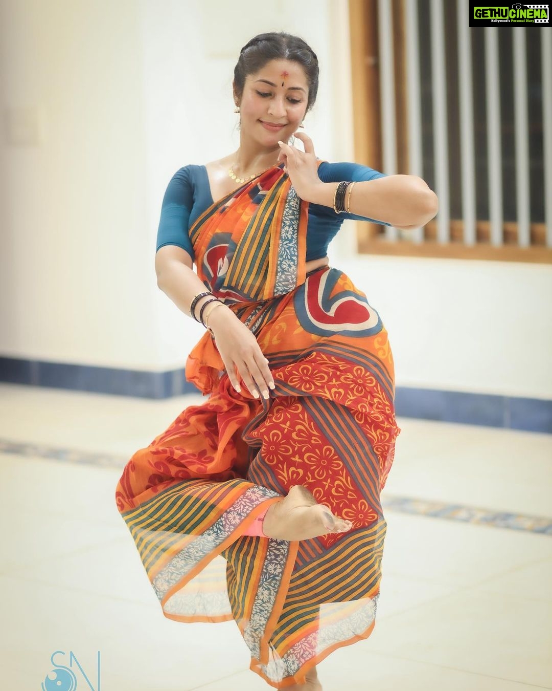 Navya Nair Instagram – With my guru manu master , rehearsal time ...