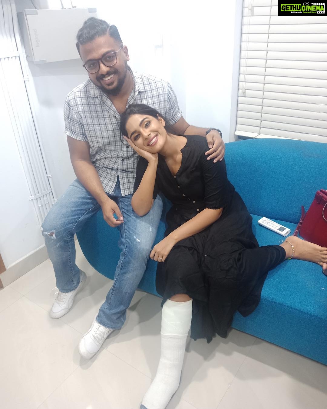 Samyuktha Menon Instagram - Now this is 😂🙈 Broken leg and photoshoot ...