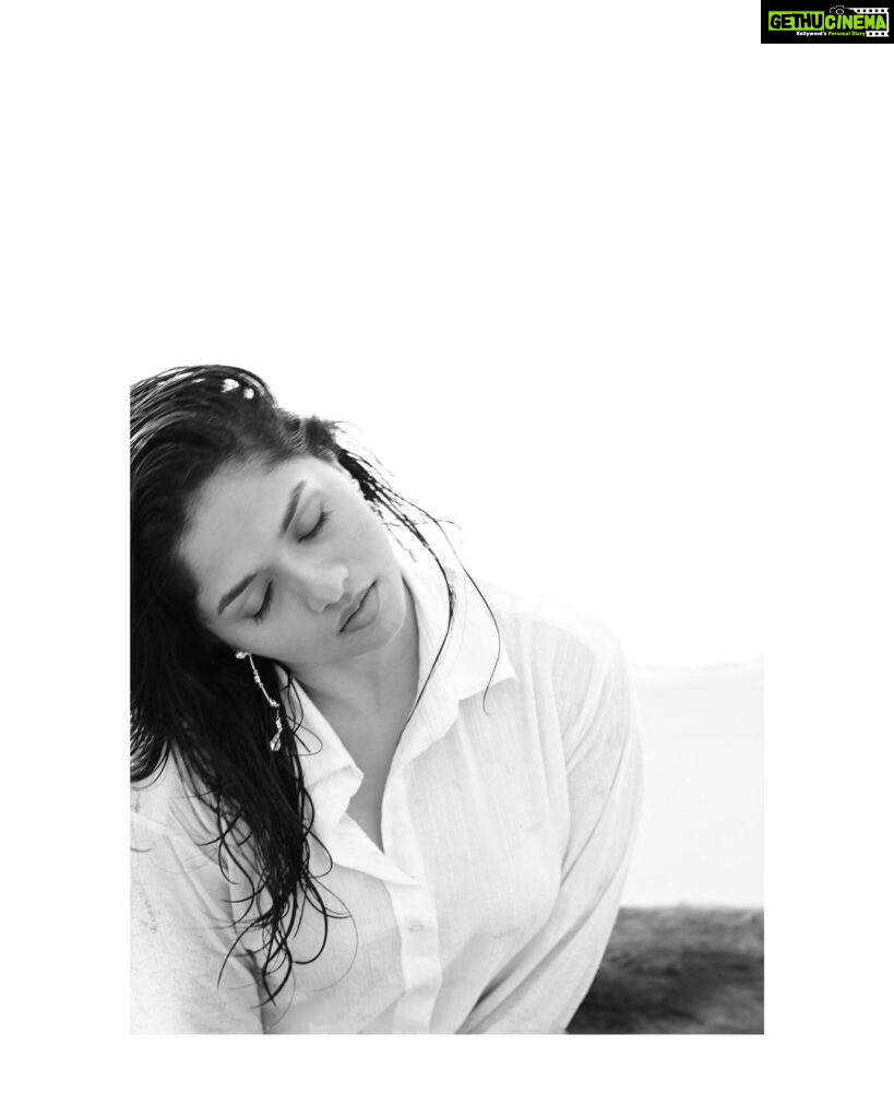 Actress Sunaina HD Photos and Wallpapers August 2022 - Gethu Cinema