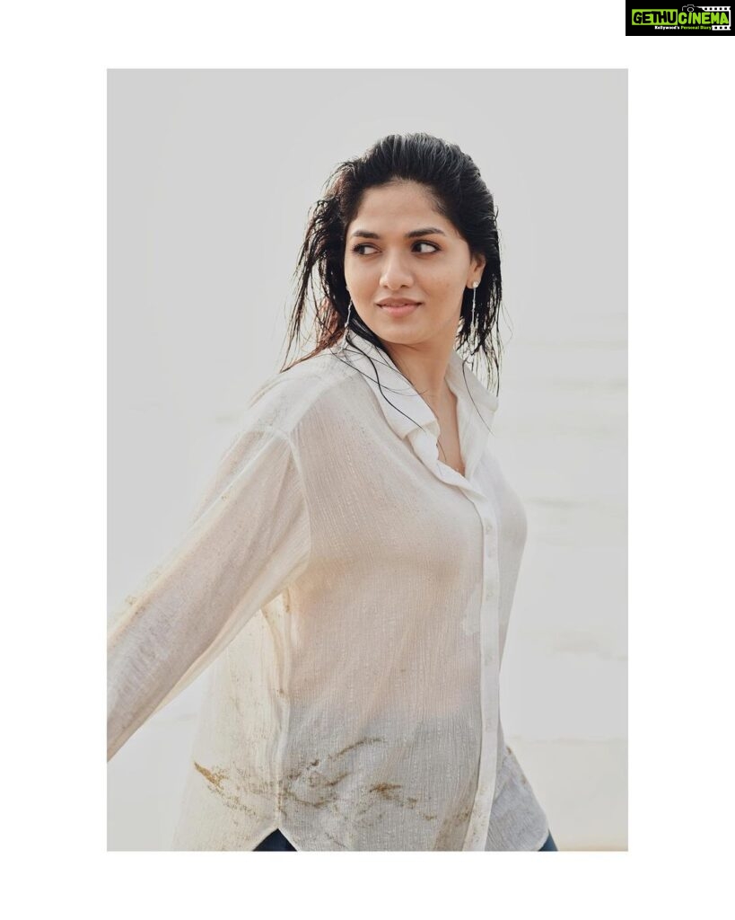 Actress Sunaina HD Photos and Wallpapers August 2022 - Gethu Cinema