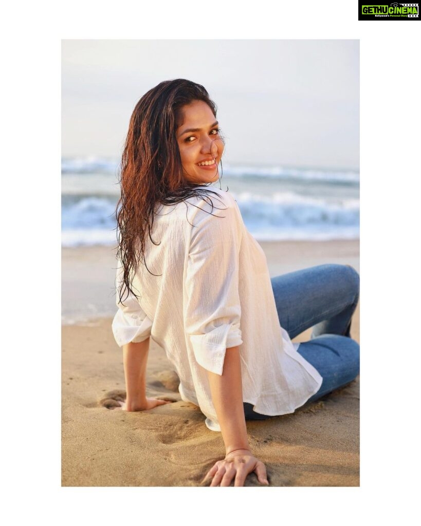 Actress Sunaina HD Photos and Wallpapers August 2022 - Gethu Cinema