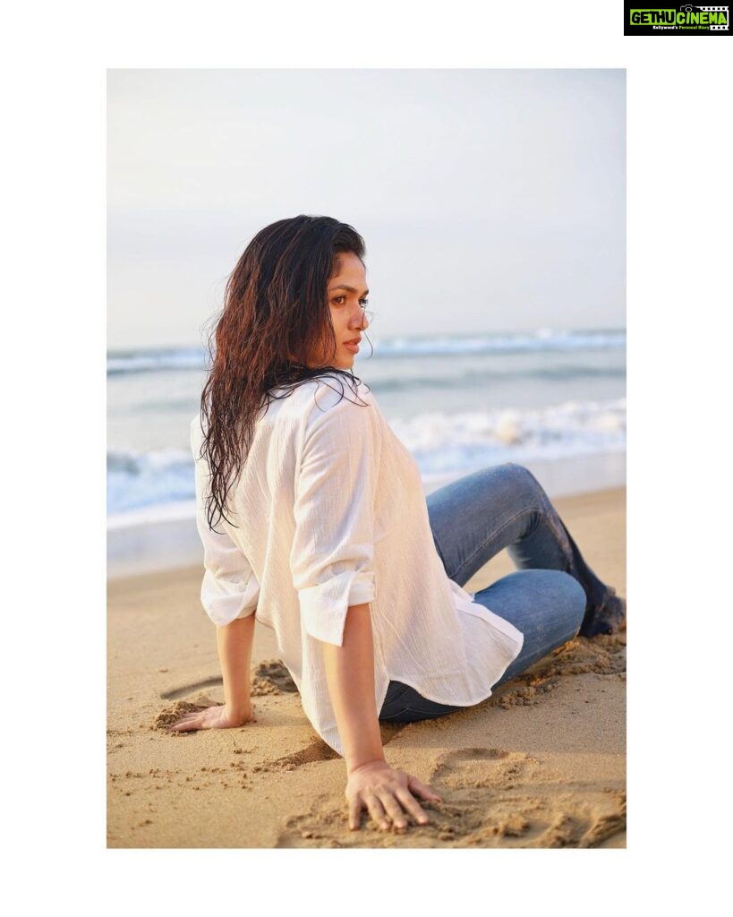 Actress Sunaina HD Photos and Wallpapers August 2022 - Gethu Cinema