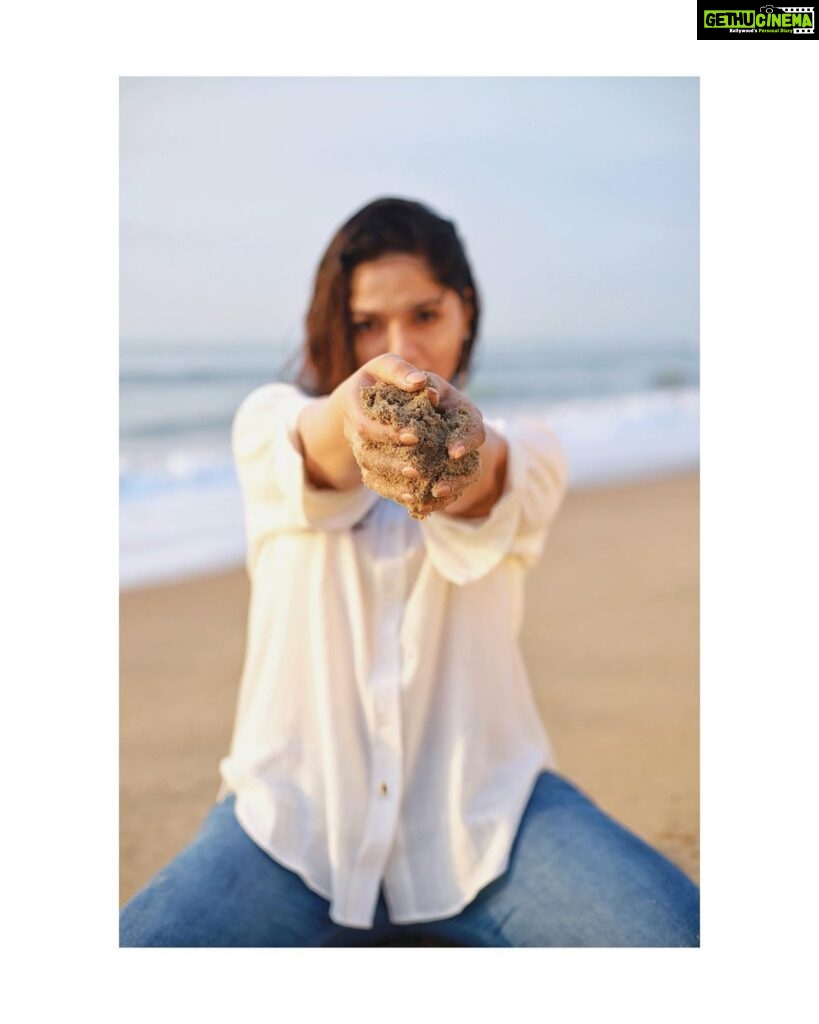 Actress Sunaina HD Photos and Wallpapers August 2022 - Gethu Cinema