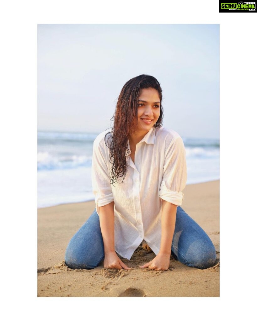 Actress Sunaina HD Photos and Wallpapers August 2022 - Gethu Cinema