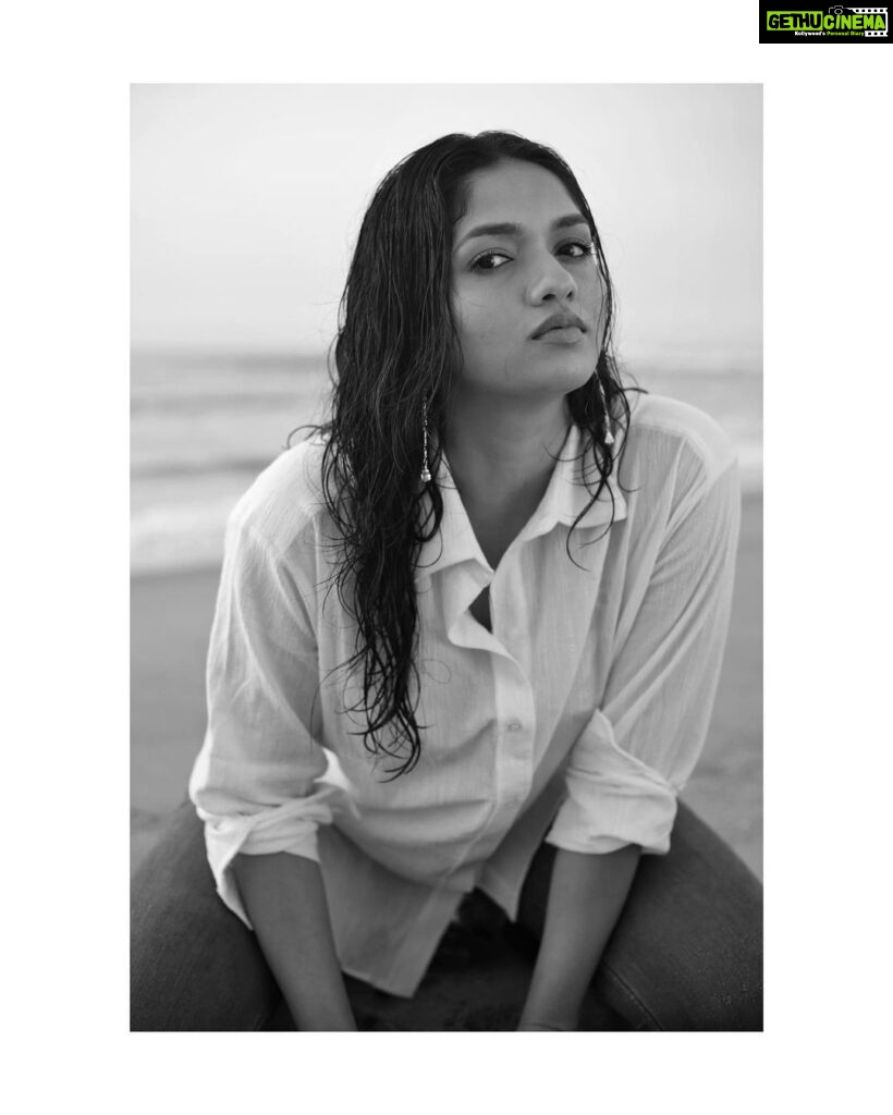 Actress Sunaina HD Photos and Wallpapers August 2022 - Gethu Cinema