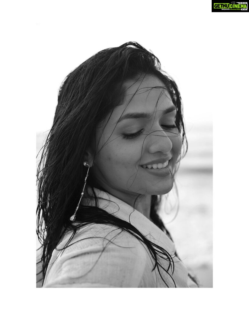 Actress Sunaina HD Photos and Wallpapers August 2022 - Gethu Cinema