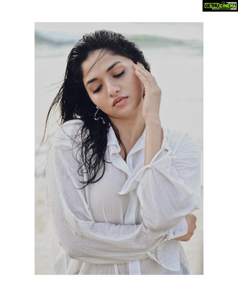 Actress Sunaina HD Photos and Wallpapers August 2022 - Gethu Cinema