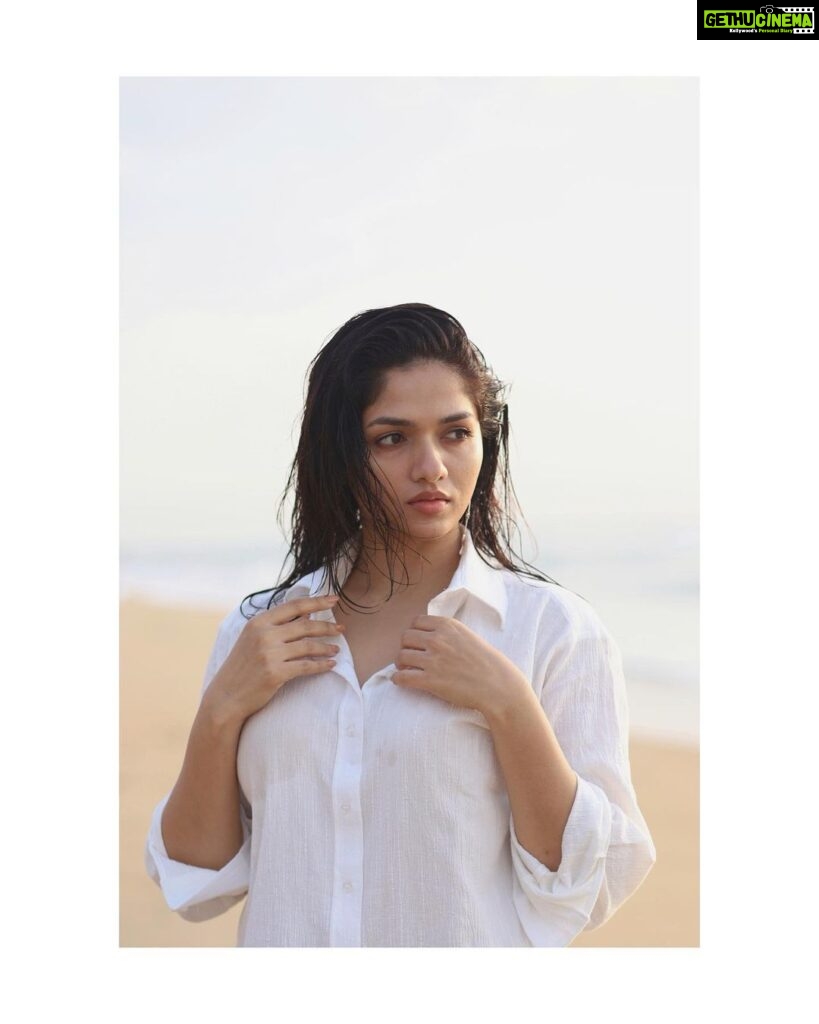 Actress Sunaina HD Photos and Wallpapers August 2022 - Gethu Cinema