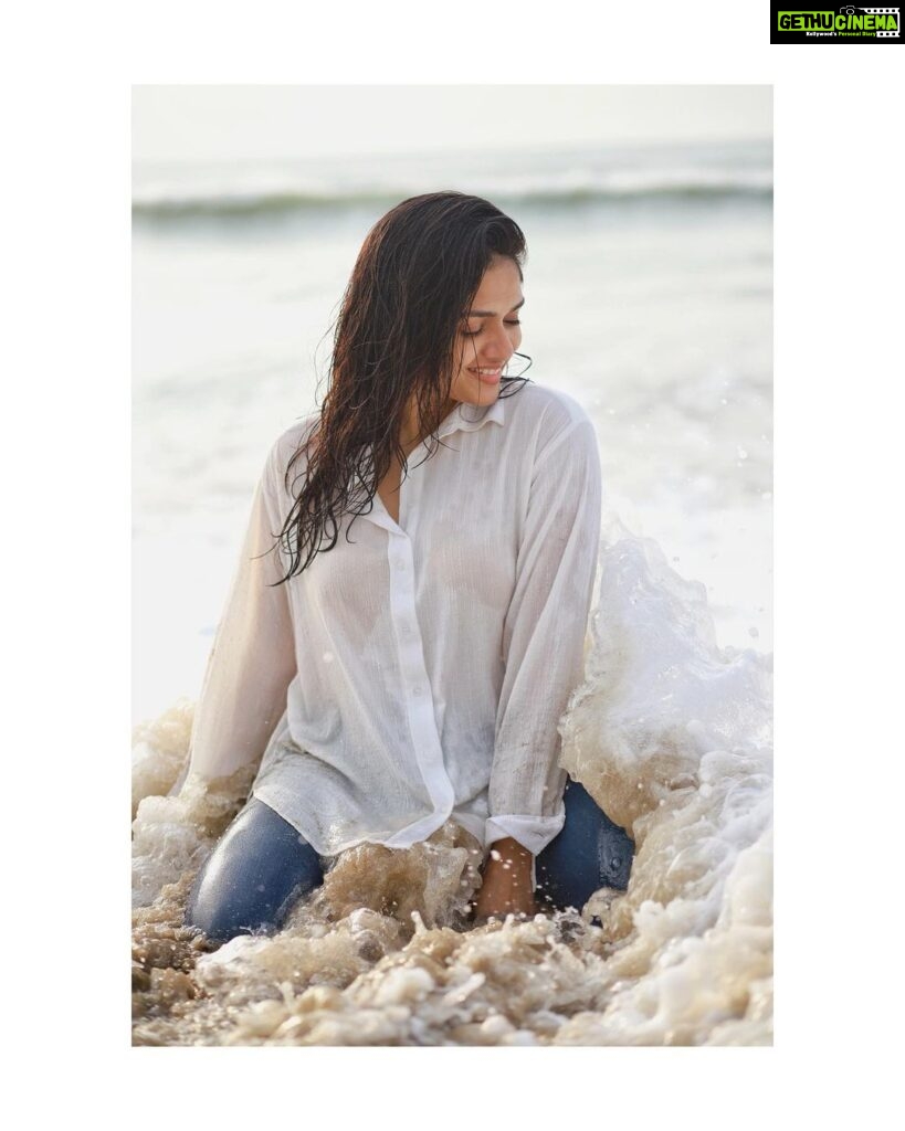 Actress Sunaina HD Photos and Wallpapers August 2022 - Gethu Cinema